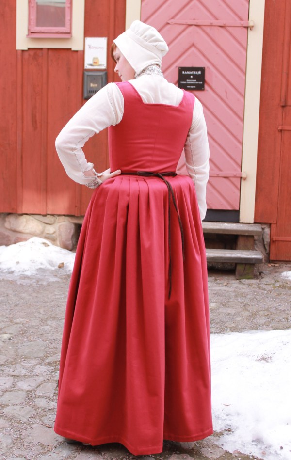 1530s Red Kirtle – Fashion Through Herstory