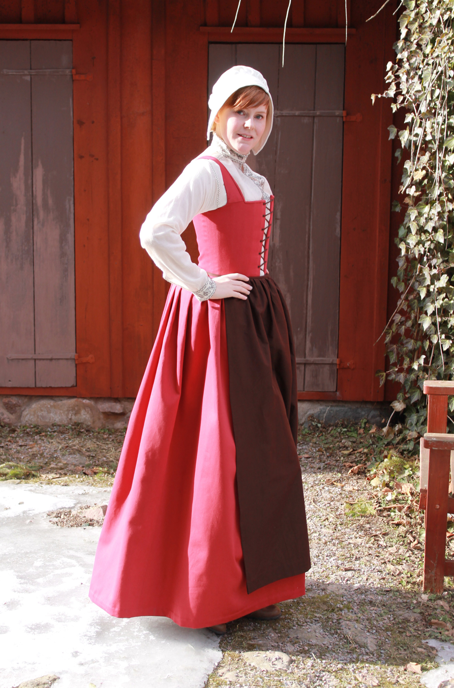 1530s Red Kirtle – Fashion Through Herstory